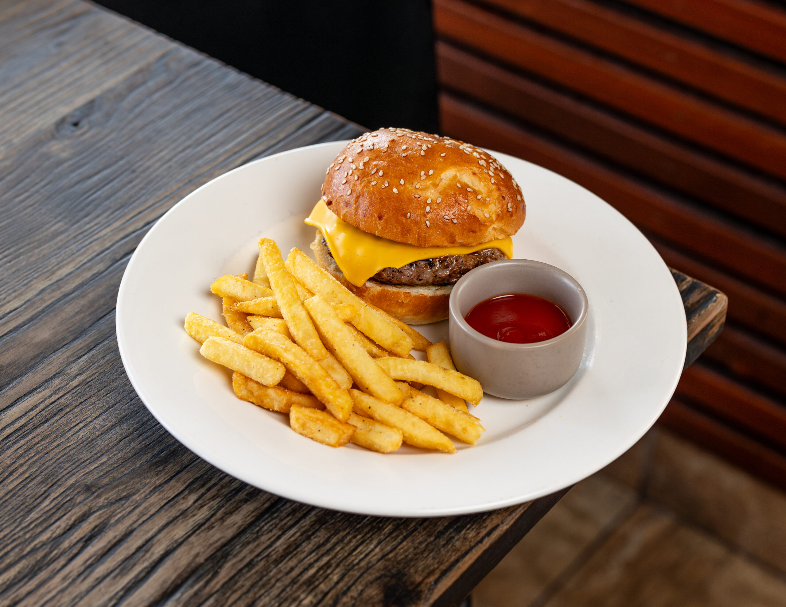 Tuesday Burger & Beer - The Commercial Hotel Chinchilla